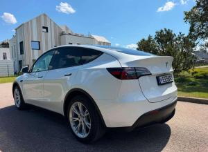 White Tesla Model Y 2024 in Vilnius, with an engine capacity of 0.00 L and mileage of 54 thousand km for 38950 €, photo 4 on AUTOMOTO.COM.LV