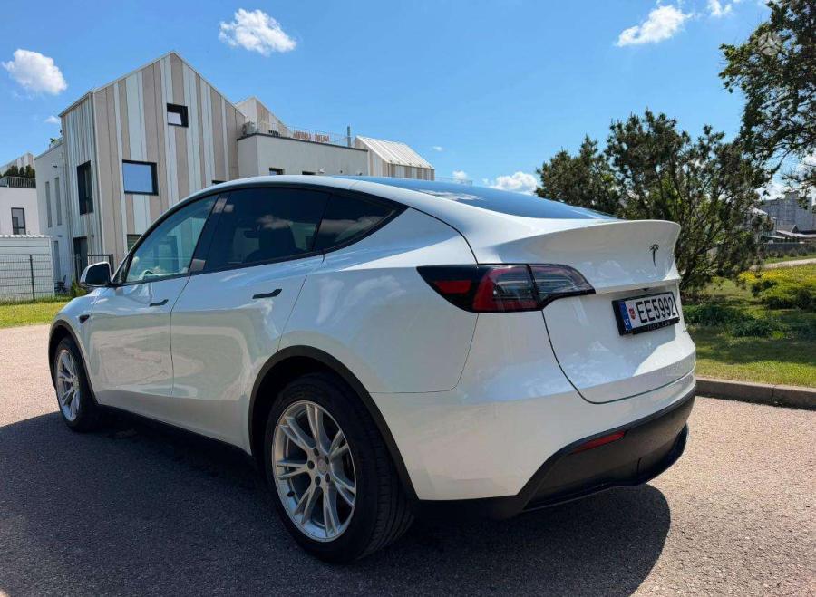 White Tesla Model Y 2024 in Vilnius, with an engine capacity of 0.00 L and mileage of 54 thousand km for 38950 €, photo 4 on AUTOMOTO.COM.LV
