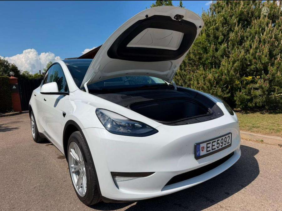 White Tesla Model Y 2024 in Vilnius, with an engine capacity of 0.00 L and mileage of 54 thousand km for 38950 €, photo 7 on AUTOMOTO.COM.LV