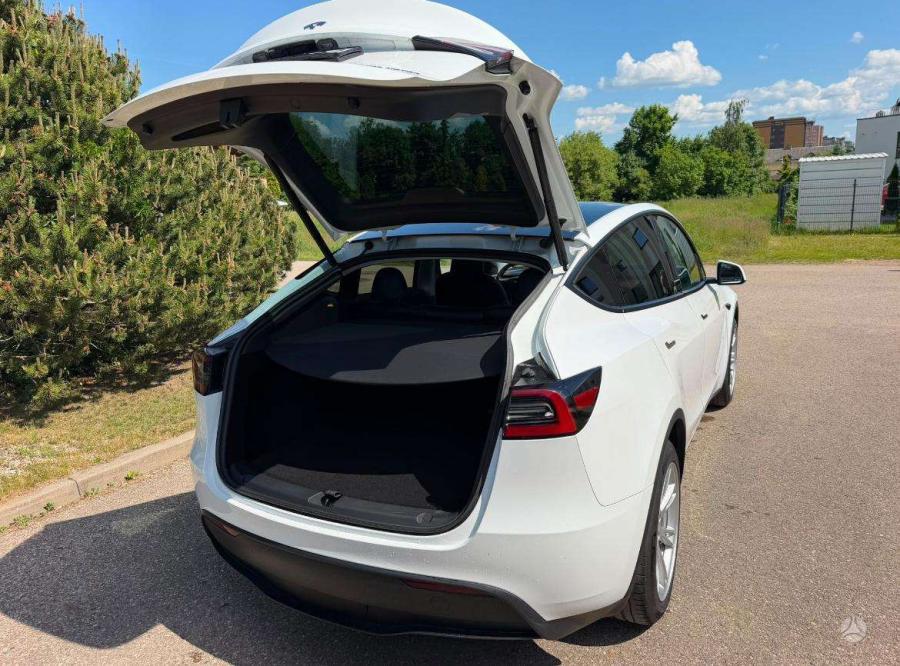 White Tesla Model Y 2024 in Vilnius, with an engine capacity of 0.00 L and mileage of 54 thousand km for 38950 €, photo 8 on AUTOMOTO.COM.LV