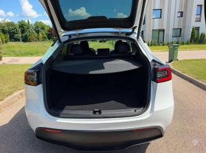 White Tesla Model Y 2024 in Vilnius, with an engine capacity of 0.00 L and mileage of 54 thousand km for 38950 €, photo 9 on AUTOMOTO.COM.LV