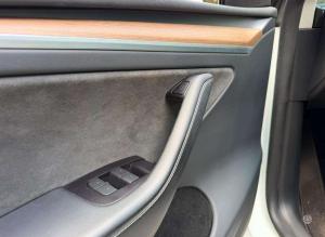 White Tesla Model Y 2024 in Vilnius, with an engine capacity of 0.00 L and mileage of 54 thousand km for 38950 €, photo 11 on AUTOMOTO.COM.LV