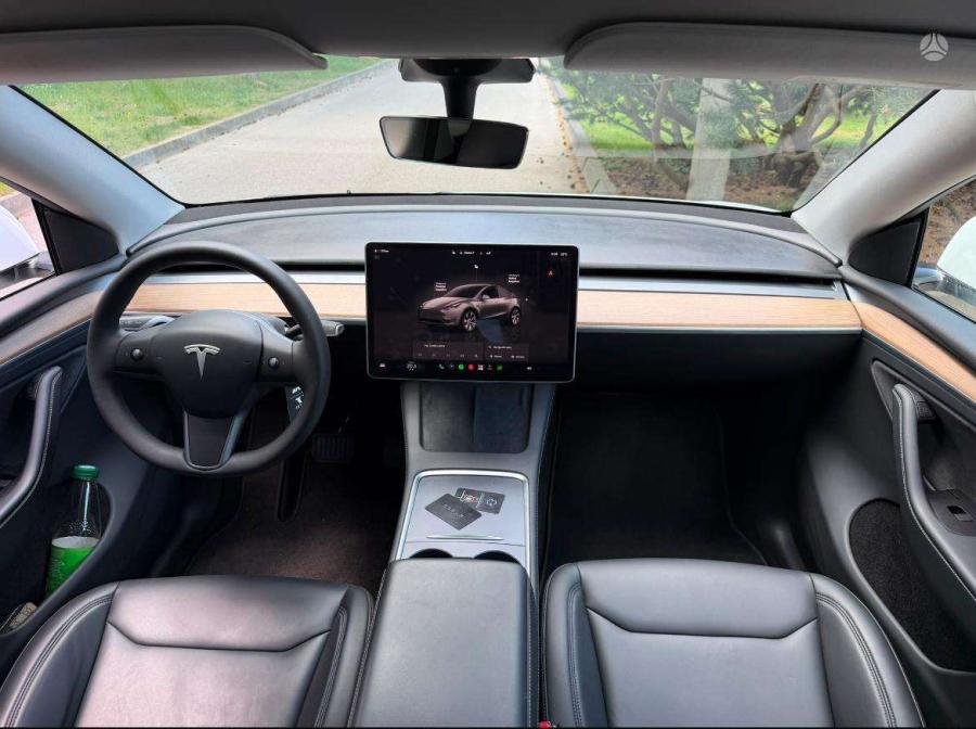 White Tesla Model Y 2024 in Vilnius, with an engine capacity of 0.00 L and mileage of 54 thousand km for 38950 €, photo 15 on AUTOMOTO.COM.LV