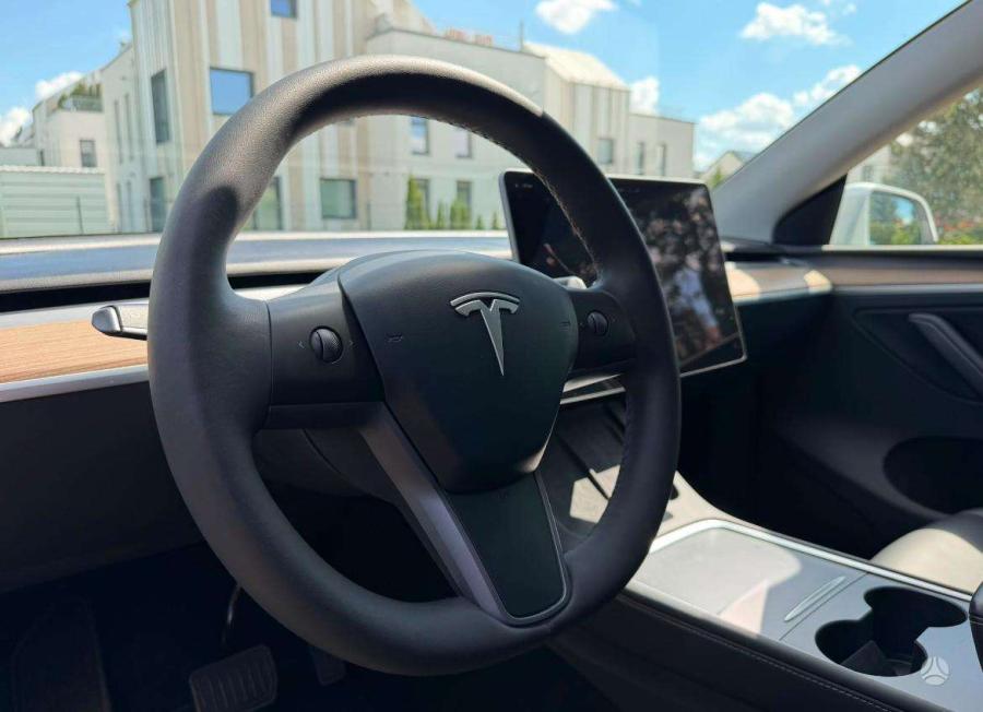 White Tesla Model Y 2024 in Vilnius, with an engine capacity of 0.00 L and mileage of 54 thousand km for 38950 €, photo 22 on AUTOMOTO.COM.LV