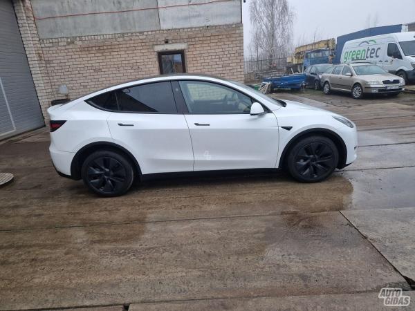White Tesla Model Y 2025 in Sirvintos, with an engine capacity of 0.00 L and mileage of 3 thousand km for 42000 €, photo 2 on AUTOMOTO.COM.LV