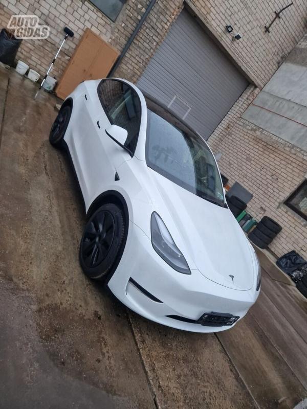 White Tesla Model Y 2025 in Sirvintos, with an engine capacity of 0.00 L and mileage of 3 thousand km for 42000 €, photo 3 on AUTOMOTO.COM.LV