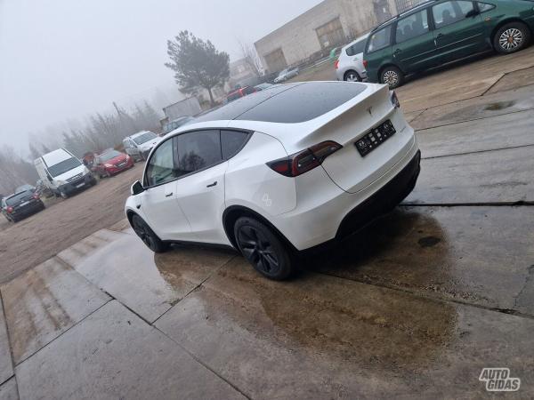 White Tesla Model Y 2025 in Sirvintos, with an engine capacity of 0.00 L and mileage of 3 thousand km for 42000 €, photo 6 on AUTOMOTO.COM.LV