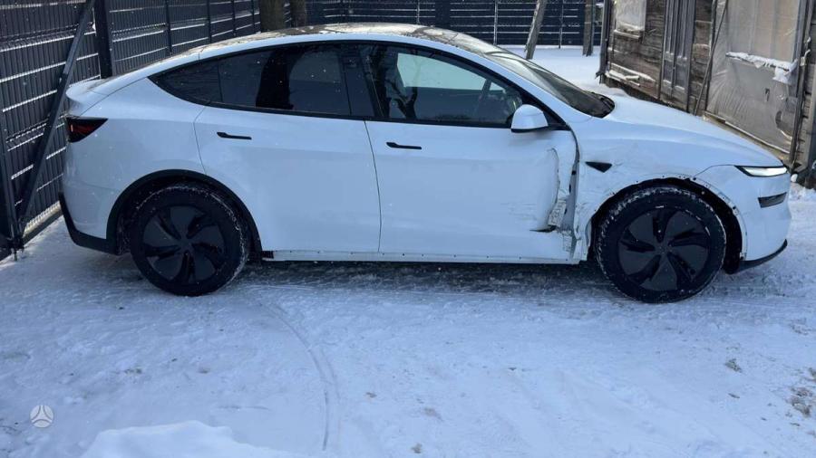 Balts Tesla Model Y 2025 Jonava, ar dzinēja tilpumu 0.00 L un nobraukumu 6 tūkst. km par 30500 €, foto 4 vietnē AUTOMOTO.COM.LV