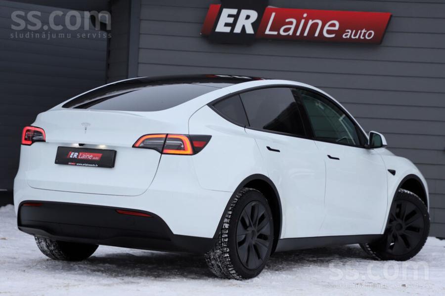 White Tesla Model Y 2025 in Tukums, with an engine capacity of 0.00 L and mileage of 10 thousand km for 33900 €, photo 3 on AUTOMOTO.COM.LV
