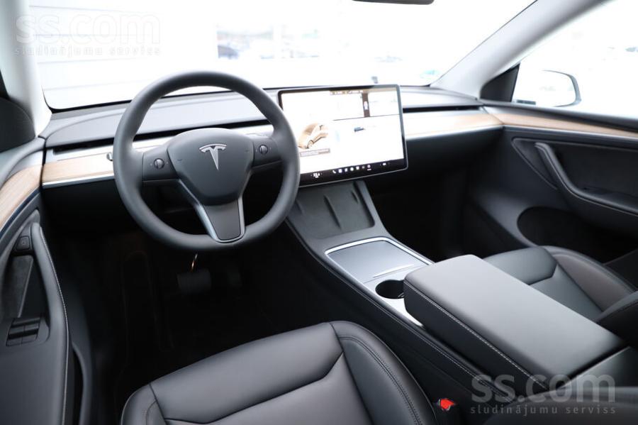 White Tesla Model Y 2025 in Tukums, with an engine capacity of 0.00 L and mileage of 10 thousand km for 33900 €, photo 7 on AUTOMOTO.COM.LV