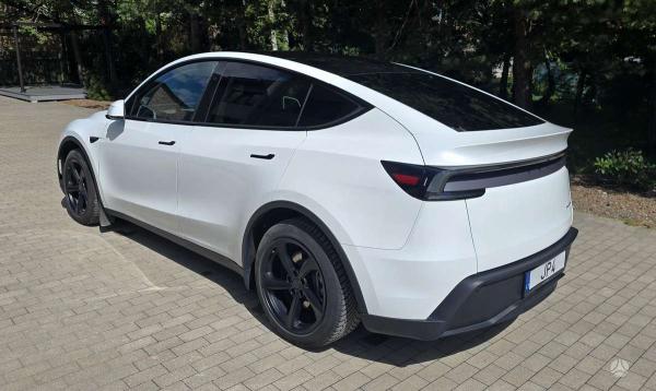 White Tesla Model Y 2025 in Palanga, with an engine capacity of 0.00 L and mileage of 21 thousand km for 52000 €, photo 2 on AUTOMOTO.COM.LV