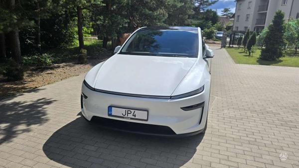 White Tesla Model Y 2025 in Palanga, with an engine capacity of 0.00 L and mileage of 21 thousand km for 52000 €, photo 4 on AUTOMOTO.COM.LV