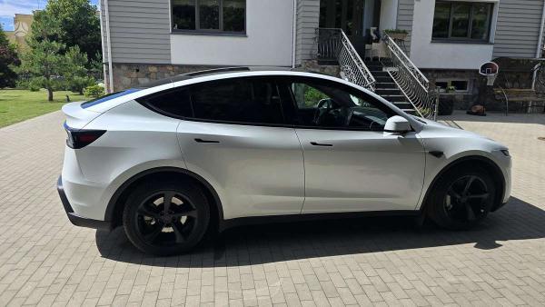 White Tesla Model Y 2025 in Palanga, with an engine capacity of 0.00 L and mileage of 21 thousand km for 52000 €, photo 5 on AUTOMOTO.COM.LV