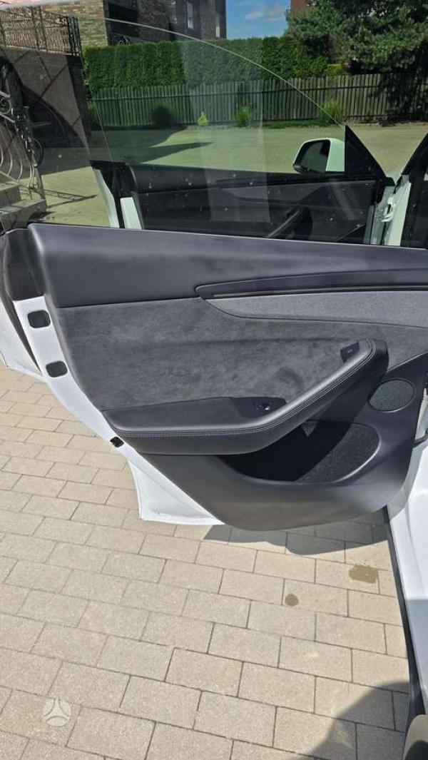 White Tesla Model Y 2025 in Palanga, with an engine capacity of 0.00 L and mileage of 21 thousand km for 52000 €, photo 8 on AUTOMOTO.COM.LV