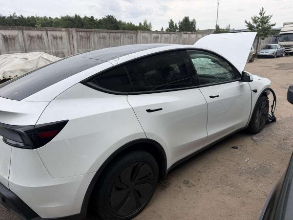 Balts Tesla Model Y 2026 Klaipėda, ar dzinēja tilpumu 0.00 L un nobraukumu 5 tūkst. km par 26000 €, foto 2 vietnē AUTOMOTO.COM.LV