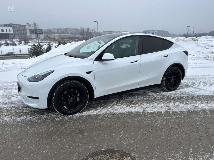 White Tesla Model Y 2022 in Vilnius, with an engine capacity of 0.00 L and mileage of 45 thousand km for 27900 €, photo 1 on AUTOMOTO.COM.LV