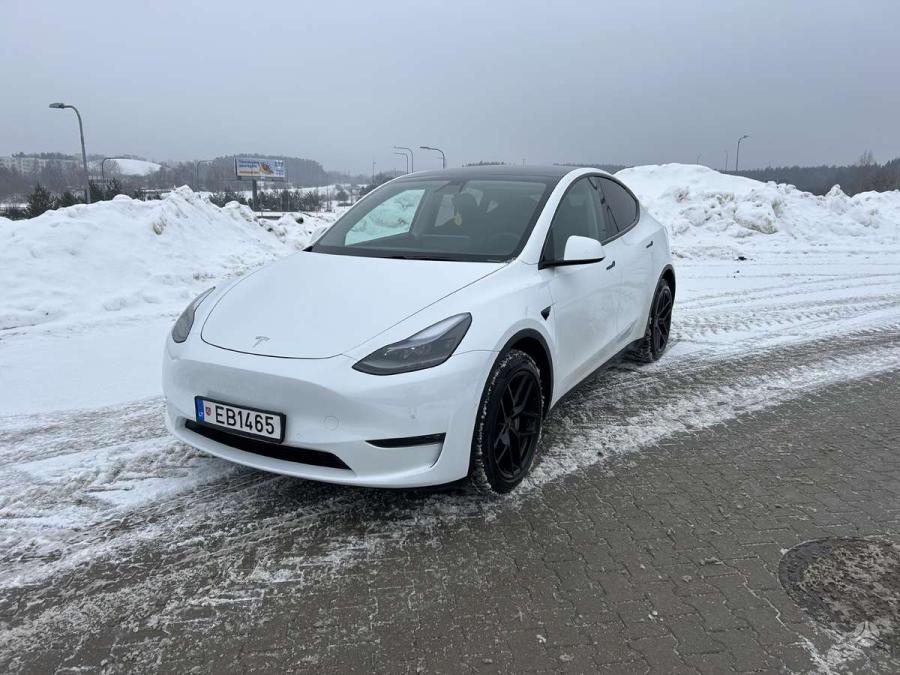 White Tesla Model Y 2022 in Vilnius, with an engine capacity of 0.00 L and mileage of 45 thousand km for 27900 €, photo 2 on AUTOMOTO.COM.LV