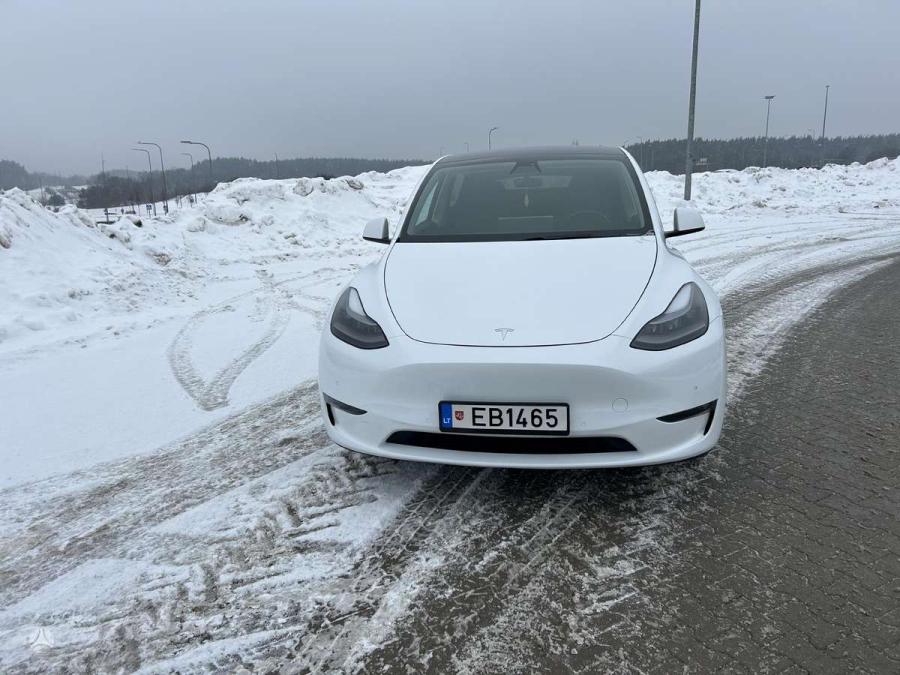 White Tesla Model Y 2022 in Vilnius, with an engine capacity of 0.00 L and mileage of 45 thousand km for 27900 €, photo 3 on AUTOMOTO.COM.LV