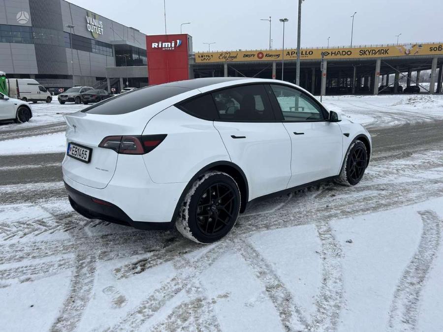White Tesla Model Y 2022 in Vilnius, with an engine capacity of 0.00 L and mileage of 45 thousand km for 27900 €, photo 4 on AUTOMOTO.COM.LV