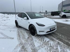 White Tesla Model Y 2022 in Vilnius, with an engine capacity of 0.00 L and mileage of 45 thousand km for 27900 €, photo 5 on AUTOMOTO.COM.LV