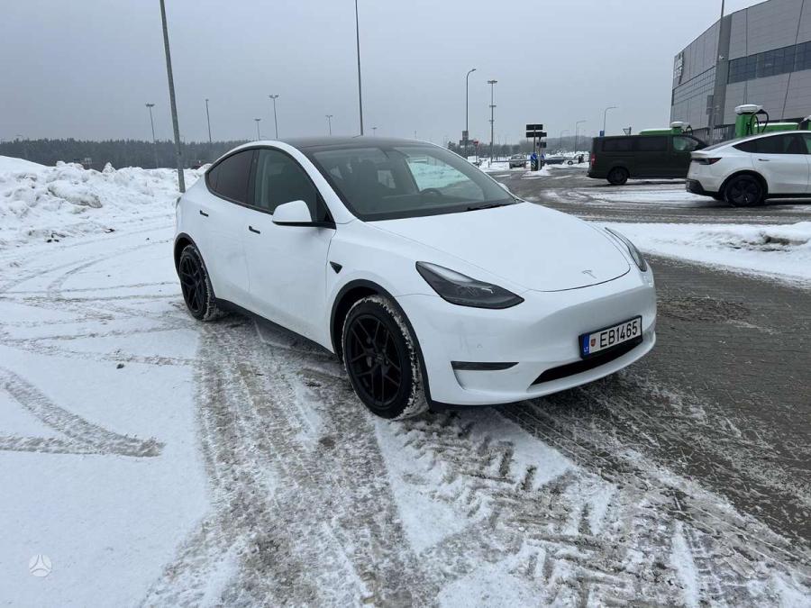 White Tesla Model Y 2022 in Vilnius, with an engine capacity of 0.00 L and mileage of 45 thousand km for 27900 €, photo 5 on AUTOMOTO.COM.LV