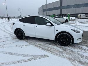 White Tesla Model Y 2022 in Vilnius, with an engine capacity of 0.00 L and mileage of 45 thousand km for 27900 €, photo 6 on AUTOMOTO.COM.LV
