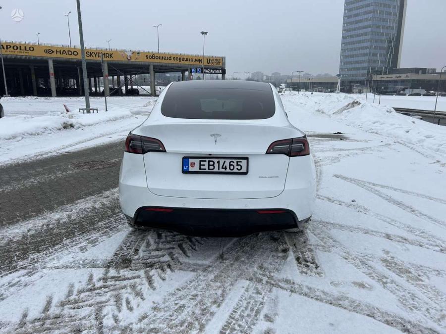 White Tesla Model Y 2022 in Vilnius, with an engine capacity of 0.00 L and mileage of 45 thousand km for 27900 €, photo 7 on AUTOMOTO.COM.LV