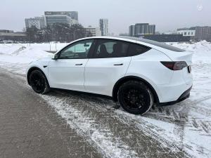 White Tesla Model Y 2022 in Vilnius, with an engine capacity of 0.00 L and mileage of 45 thousand km for 27900 €, photo 9 on AUTOMOTO.COM.LV
