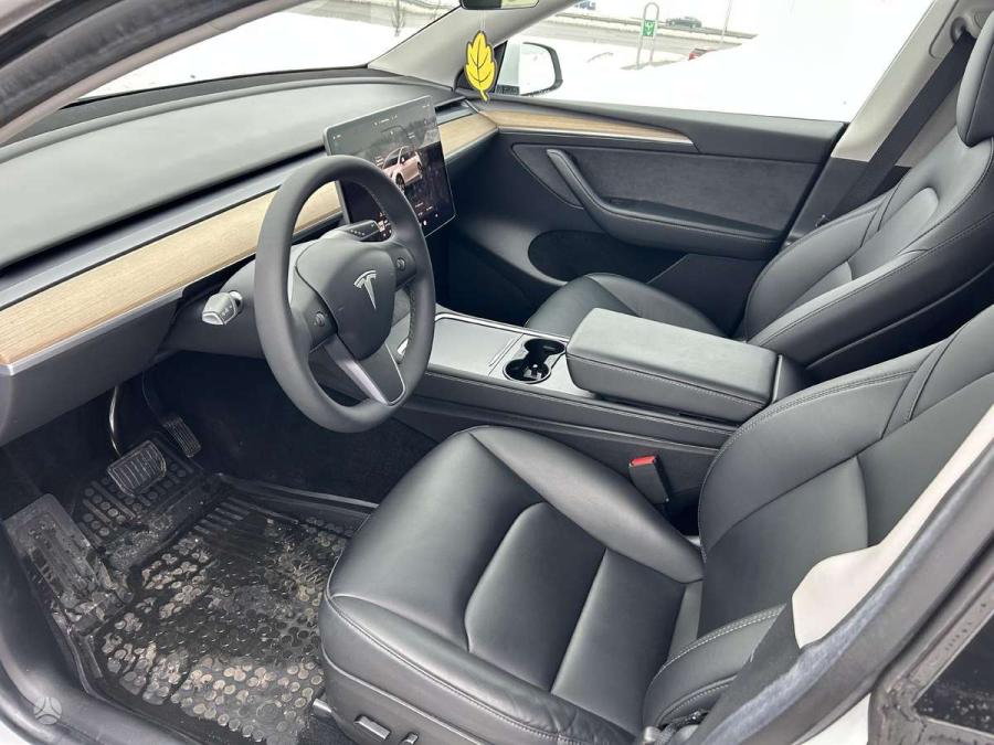 White Tesla Model Y 2022 in Vilnius, with an engine capacity of 0.00 L and mileage of 45 thousand km for 27900 €, photo 13 on AUTOMOTO.COM.LV