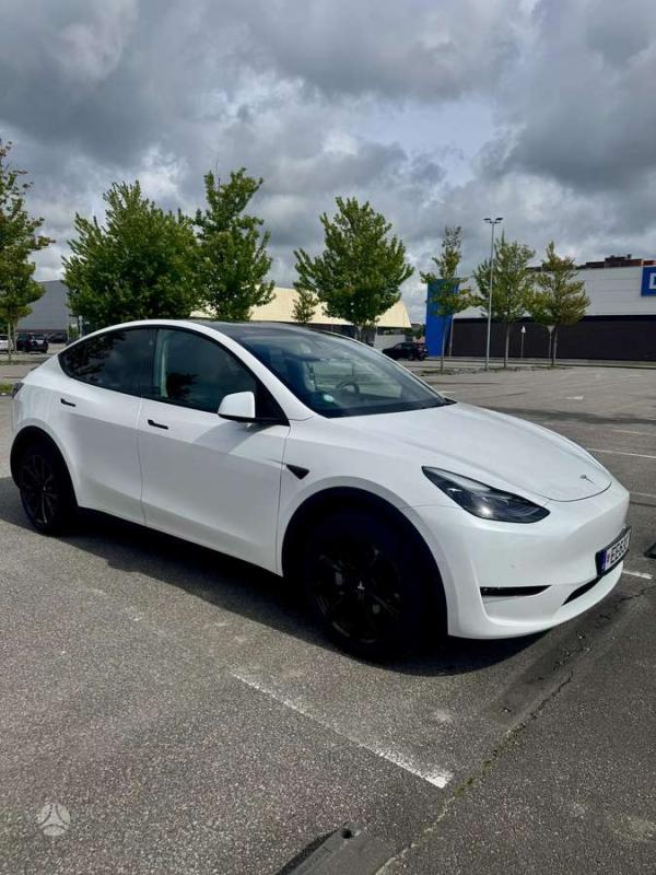 White Tesla Model Y 2022 in Klaipeda, with an engine capacity of 0.00 L and mileage of 69 thousand km for 28600 €, photo 4 on AUTOMOTO.COM.LV