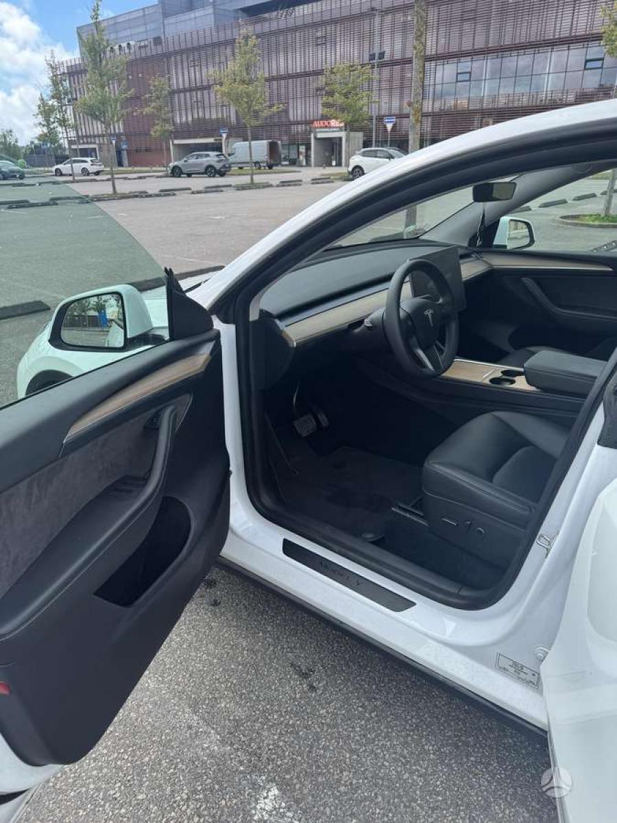 White Tesla Model Y 2022 in Klaipeda, with an engine capacity of 0.00 L and mileage of 69 thousand km for 28600 €, photo 13 on AUTOMOTO.COM.LV