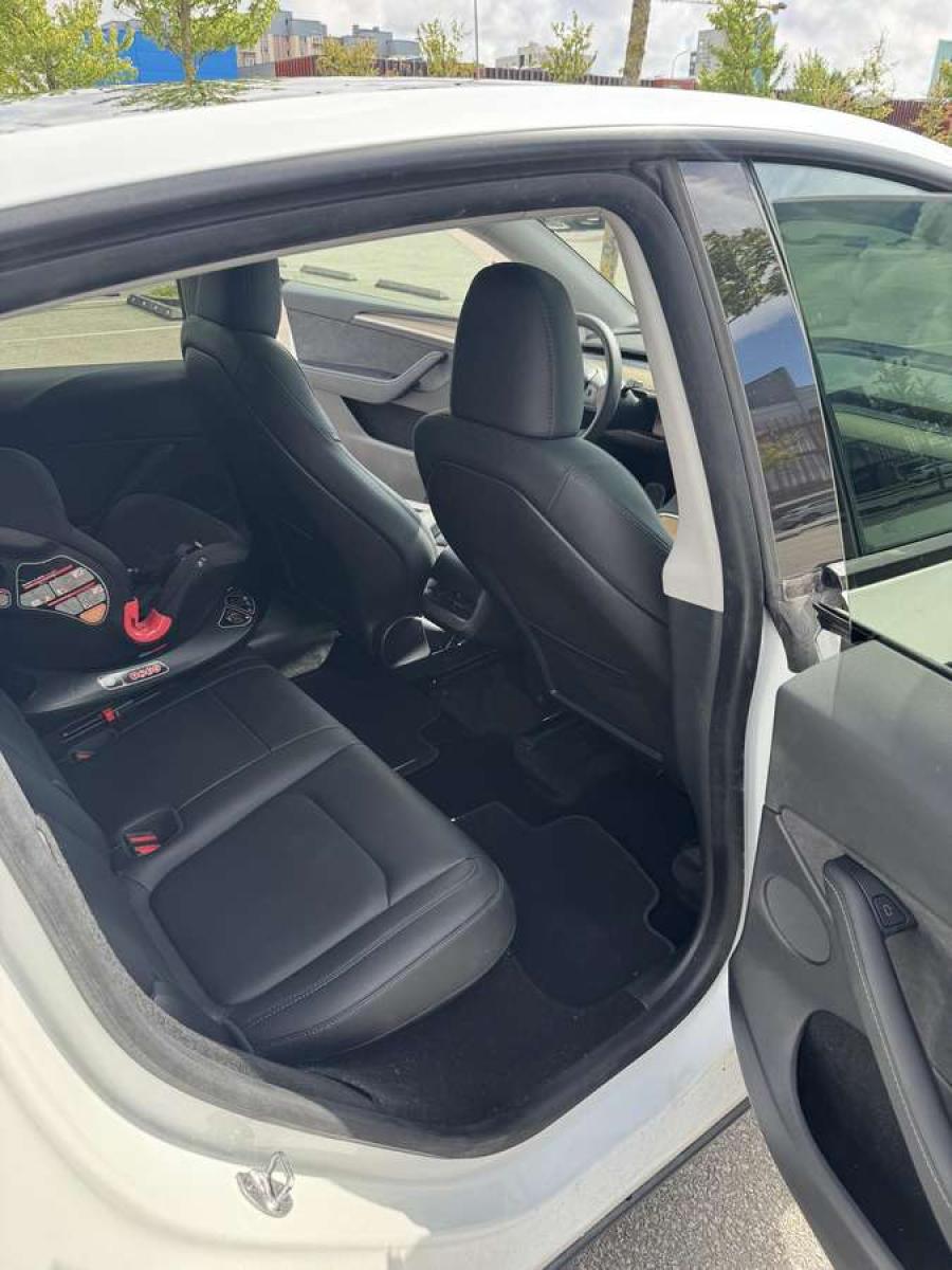 White Tesla Model Y 2022 in Klaipeda, with an engine capacity of 0.00 L and mileage of 69 thousand km for 28600 €, photo 15 on AUTOMOTO.COM.LV