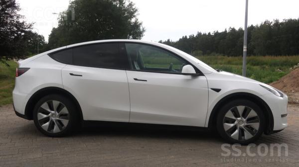 White Tesla Model Y 2022 in Riga, with an engine capacity of 0.00 L and mileage of 106 thousand km for 28900 €, photo 2 on AUTOMOTO.COM.LV