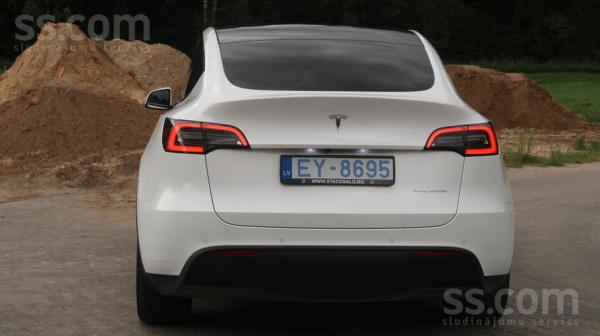 White Tesla Model Y 2022 in Riga, with an engine capacity of 0.00 L and mileage of 106 thousand km for 28900 €, photo 4 on AUTOMOTO.COM.LV