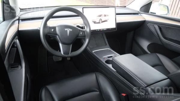White Tesla Model Y 2022 in Riga, with an engine capacity of 0.00 L and mileage of 106 thousand km for 28900 €, photo 9 on AUTOMOTO.COM.LV