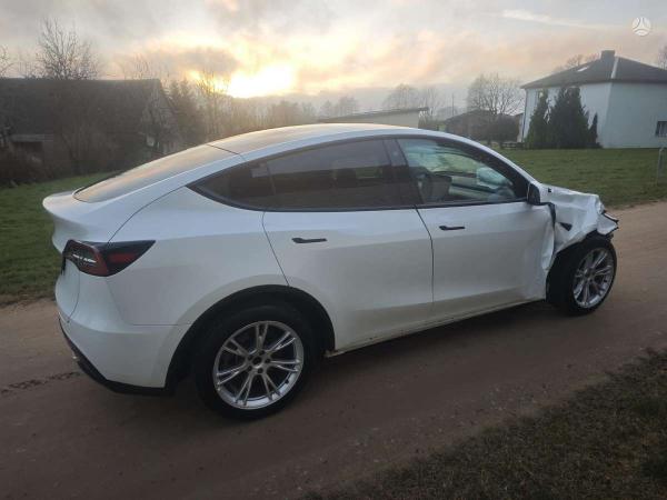Balts Tesla Model Y 2023 Telšiai, ar dzinēja tilpumu 0.00 L un nobraukumu 41 tūkst. km par 14999 €, foto 6 vietnē AUTOMOTO.COM.LV