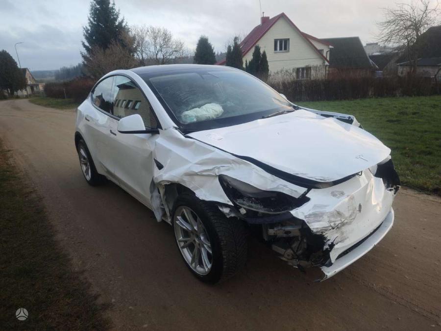 Balts Tesla Model Y 2023 Telšiai, ar dzinēja tilpumu 0.00 L un nobraukumu 41 tūkst. km par 14999 €, foto 10 vietnē AUTOMOTO.COM.LV