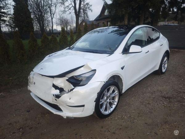 White Tesla Model Y 2023 in Telschi, with an engine capacity of 0.00 L and mileage of 41 thousand km for 14300 €, photo 1 on AUTOMOTO.COM.LV