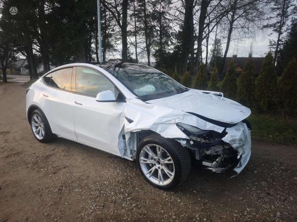 White Tesla Model Y 2023 in Telschi, with an engine capacity of 0.00 L and mileage of 41 thousand km for 14300 €, photo 2 on AUTOMOTO.COM.LV