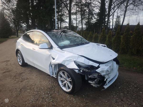 White Tesla Model Y 2023 in Telschi, with an engine capacity of 0.00 L and mileage of 41 thousand km for 14300 €, photo 3 on AUTOMOTO.COM.LV