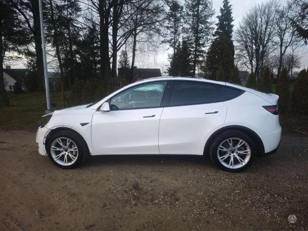 White Tesla Model Y 2023 in Telschi, with an engine capacity of 0.00 L and mileage of 41 thousand km for 14300 €, photo 5 on AUTOMOTO.COM.LV
