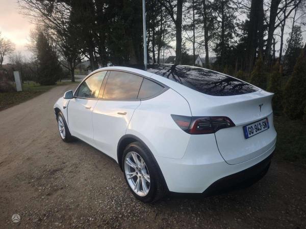 White Tesla Model Y 2023 in Telschi, with an engine capacity of 0.00 L and mileage of 41 thousand km for 14300 €, photo 8 on AUTOMOTO.COM.LV