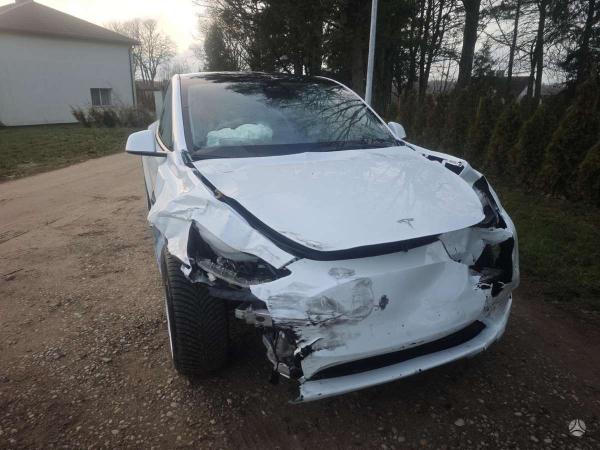 White Tesla Model Y 2023 in Telschi, with an engine capacity of 0.00 L and mileage of 41 thousand km for 14300 €, photo 10 on AUTOMOTO.COM.LV