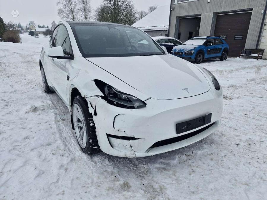 White Tesla Model Y 2023 in Marijampole, with an engine capacity of 0.00 L and mileage of 71 thousand km for 19600 €, photo 2 on AUTOMOTO.COM.LV