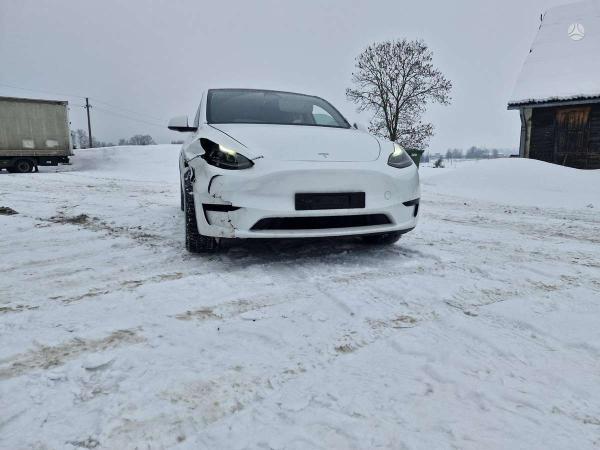 White Tesla Model Y 2023 in Marijampole, with an engine capacity of 0.00 L and mileage of 71 thousand km for 19600 €, photo 5 on AUTOMOTO.COM.LV