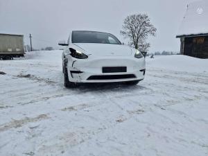 White Tesla Model Y 2023 in Marijampole, with an engine capacity of 0.00 L and mileage of 71 thousand km for 19600 €, photo 5 on AUTOMOTO.COM.LV