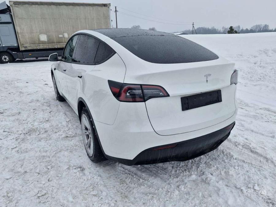 White Tesla Model Y 2023 in Marijampole, with an engine capacity of 0.00 L and mileage of 71 thousand km for 19600 €, photo 6 on AUTOMOTO.COM.LV