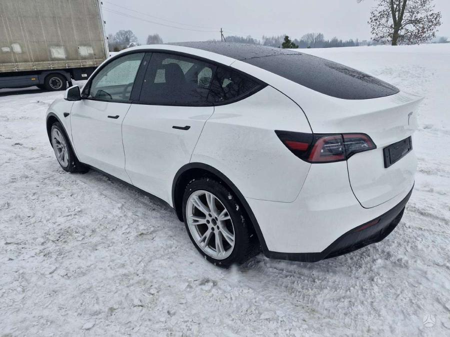 White Tesla Model Y 2023 in Marijampole, with an engine capacity of 0.00 L and mileage of 71 thousand km for 19600 €, photo 7 on AUTOMOTO.COM.LV