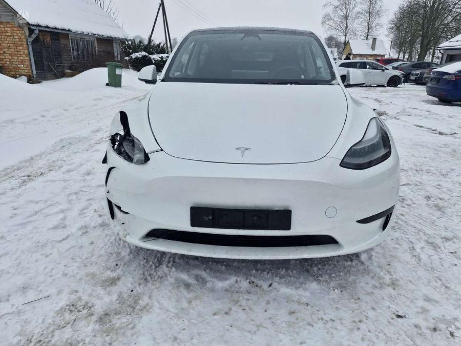 White Tesla Model Y 2023 in Marijampole, with an engine capacity of 0.00 L and mileage of 71 thousand km for 19600 €, photo 8 on AUTOMOTO.COM.LV