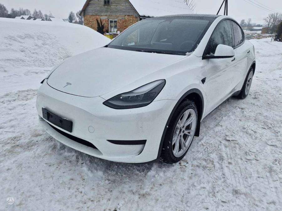 White Tesla Model Y 2023 in Marijampole, with an engine capacity of 0.00 L and mileage of 71 thousand km for 19600 €, photo 9 on AUTOMOTO.COM.LV